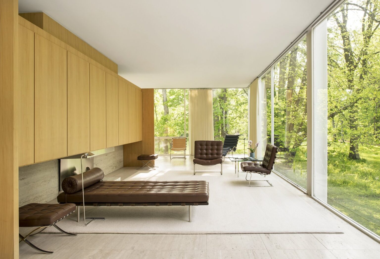 The Farnsworth House: A Modernist Masterpiece – Exploring Mies van der ...